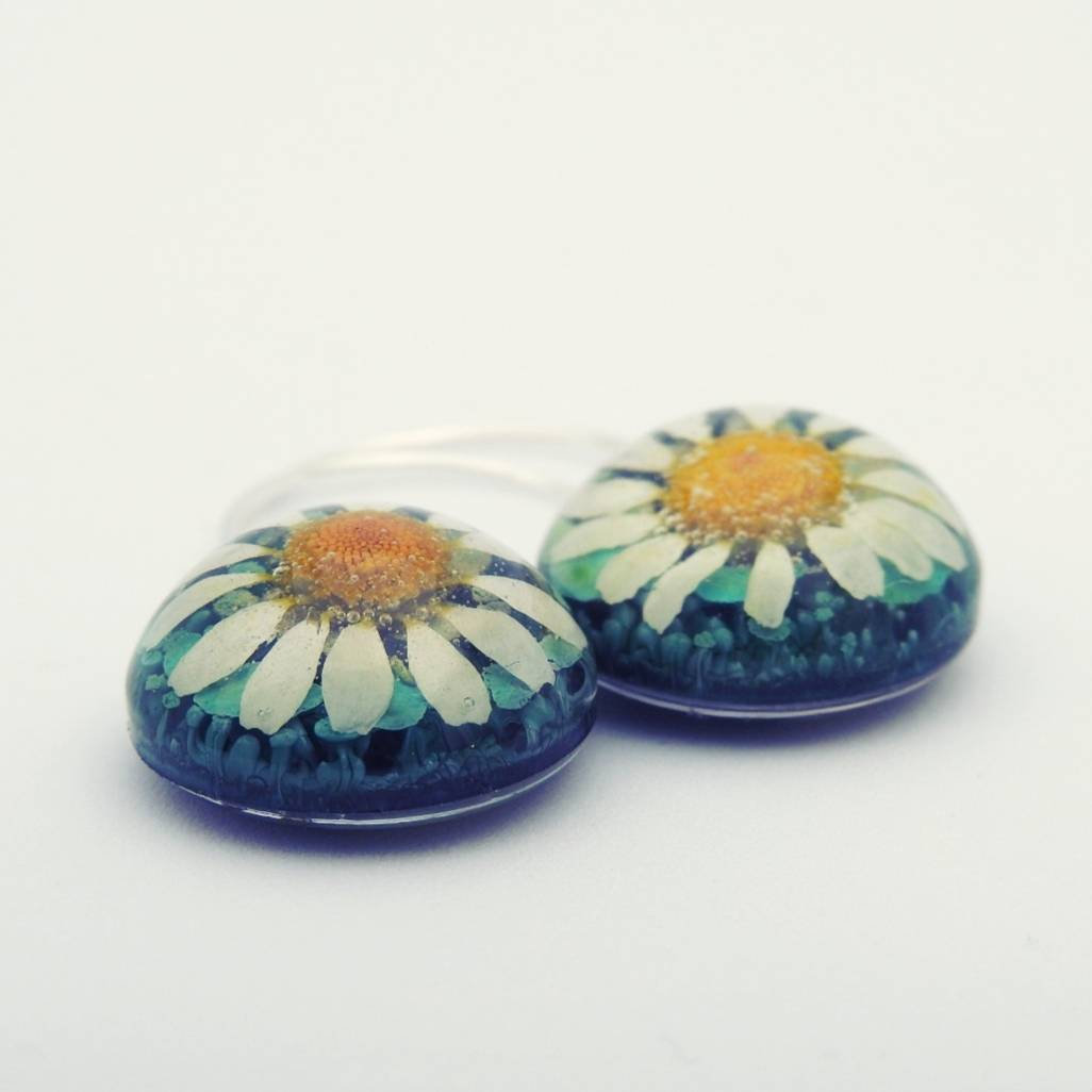 Green Resin Droplet Hoop Earrings With Real Chamomile Flowers on Luulla