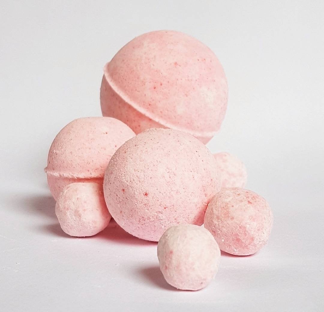 Strawberry Bon Bon Bath Bomb on Luulla
