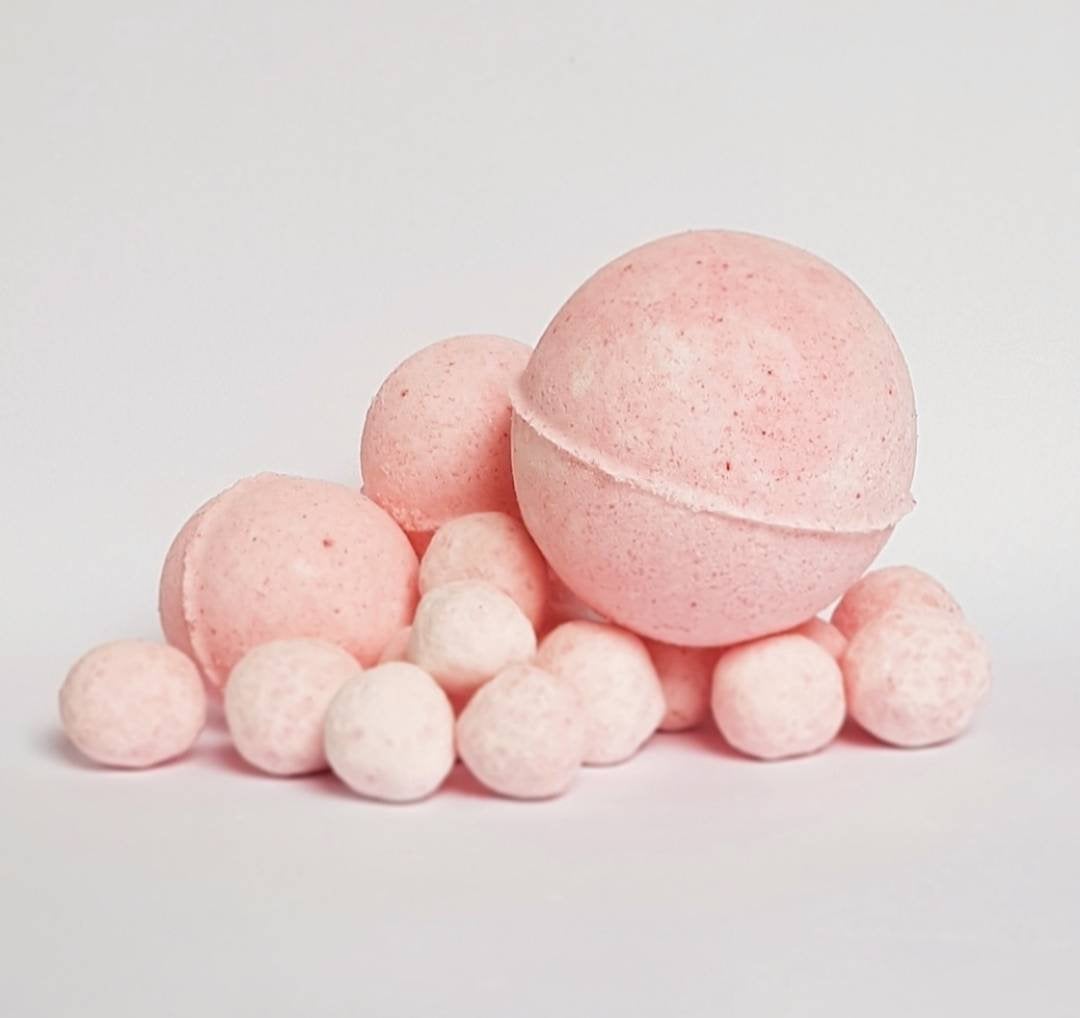Strawberry Bon Bon Bath Bomb on Luulla